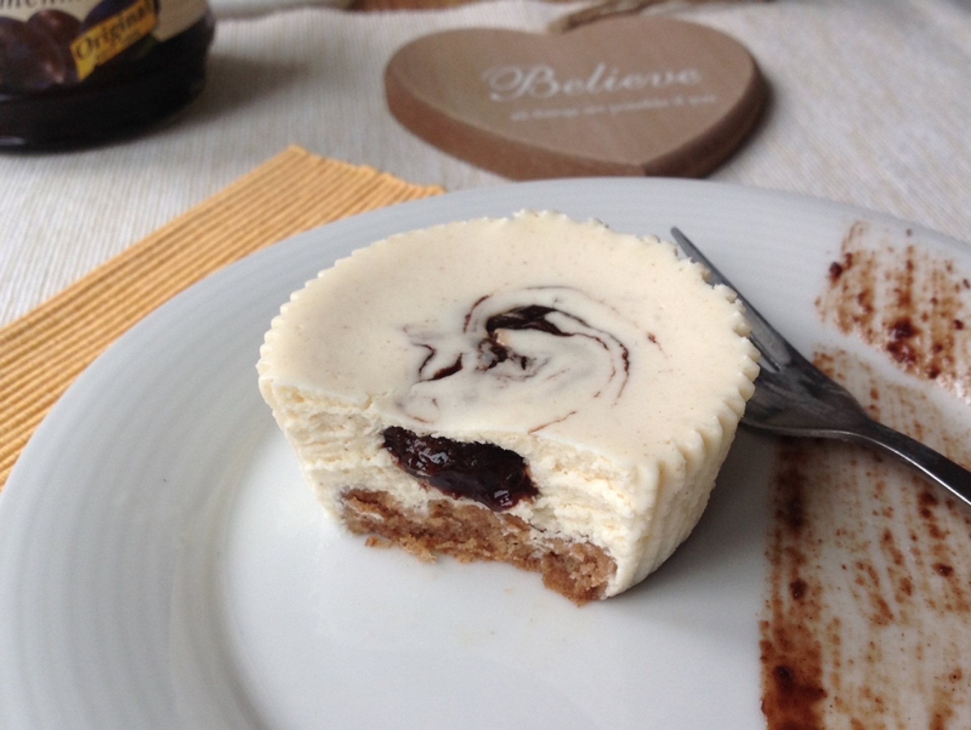 Tvarohový cheesecake s povidly a skořicí - Carujeme.cz